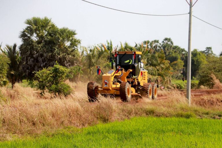 លោក ឃន ចាន់ថៃ អភិបាលស្រុកបារាយណ៍ចុះពិនិត្យសកម្មភាពការជួសជុលផ្លូវប្រវែង ...