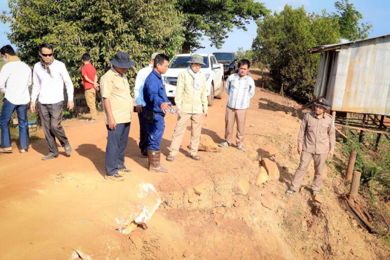 លោក ឃន ចាន់ថៃ អភិបាលស្រុកបារាយណ៍ចុះពិនិត្យសកម្មភាពការជួសជុលផ្លូវប្រវែង ...